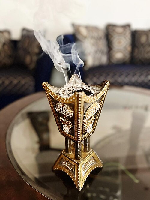 What is Oud? A Guide to the Most Complex Note in Fragrance
